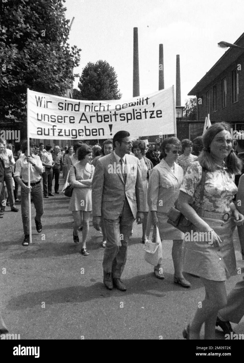 With black flags, mourning and anger, workers of Delog, a factory for ...