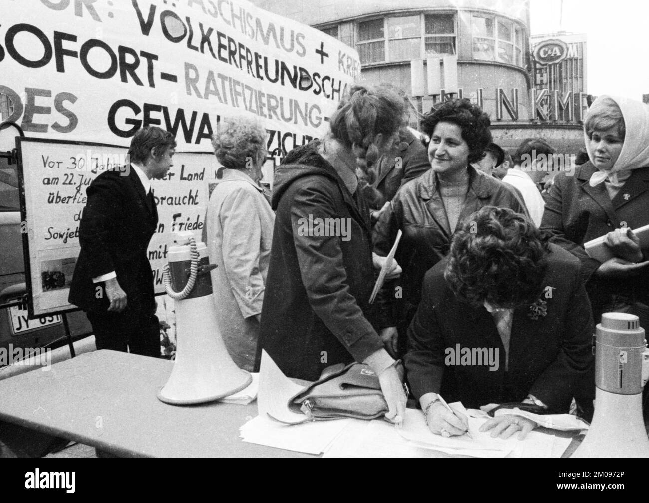 DKP supporters and leftists commemorated Hitler's invasion of the USSR ...