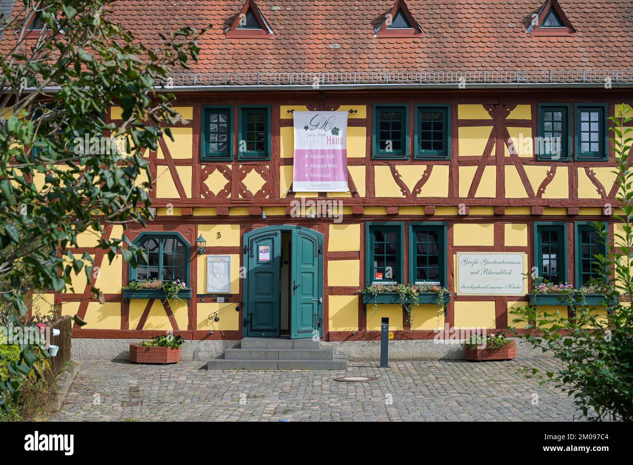 Weinstube Gelbes Haus, Burgstraße, Eltville, Hessen, Deutschland Stock ...