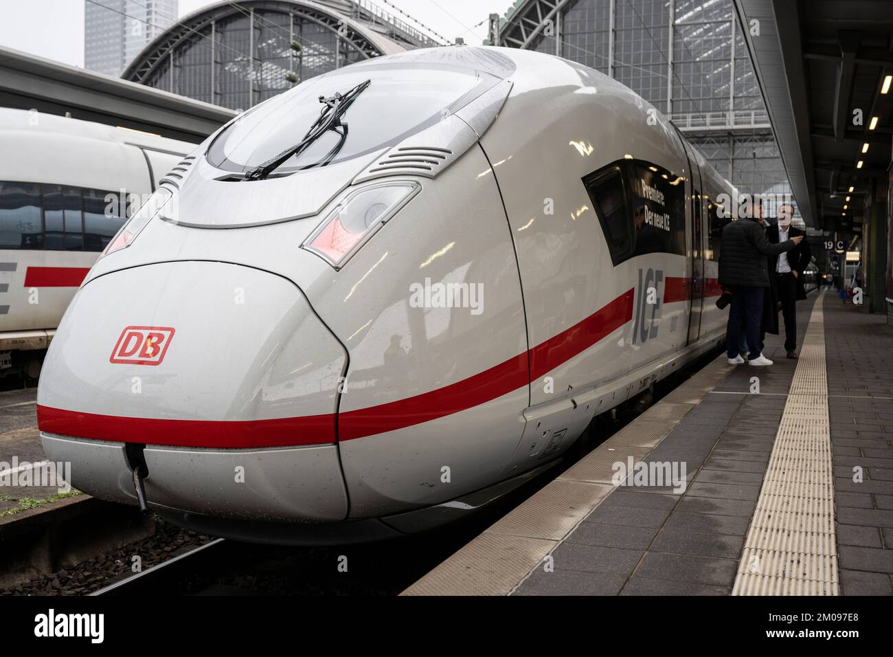 05 December 2022, Hessen, Frankfurt/Main: For the premiere of the new ...