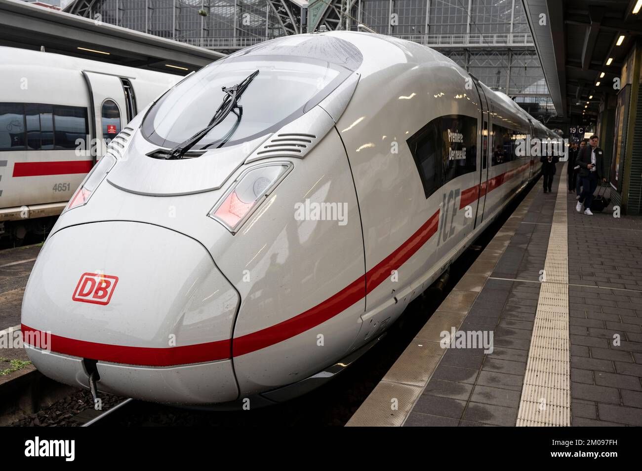 05 December 2022, Hessen, Frankfurt/Main: For the premiere of the new ...