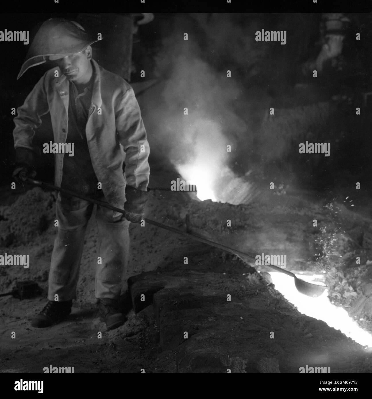On the Hoesch AG Westfalenhuette steelworker in 1971 at the steel ...