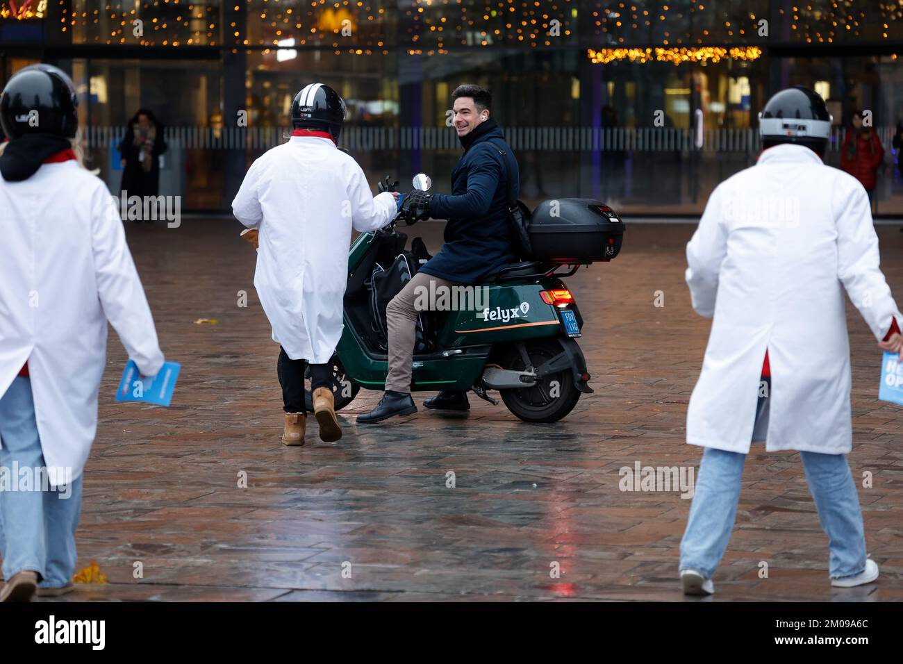ROTTERDAM - Members of the youth organization TeamAlert are alerting ...