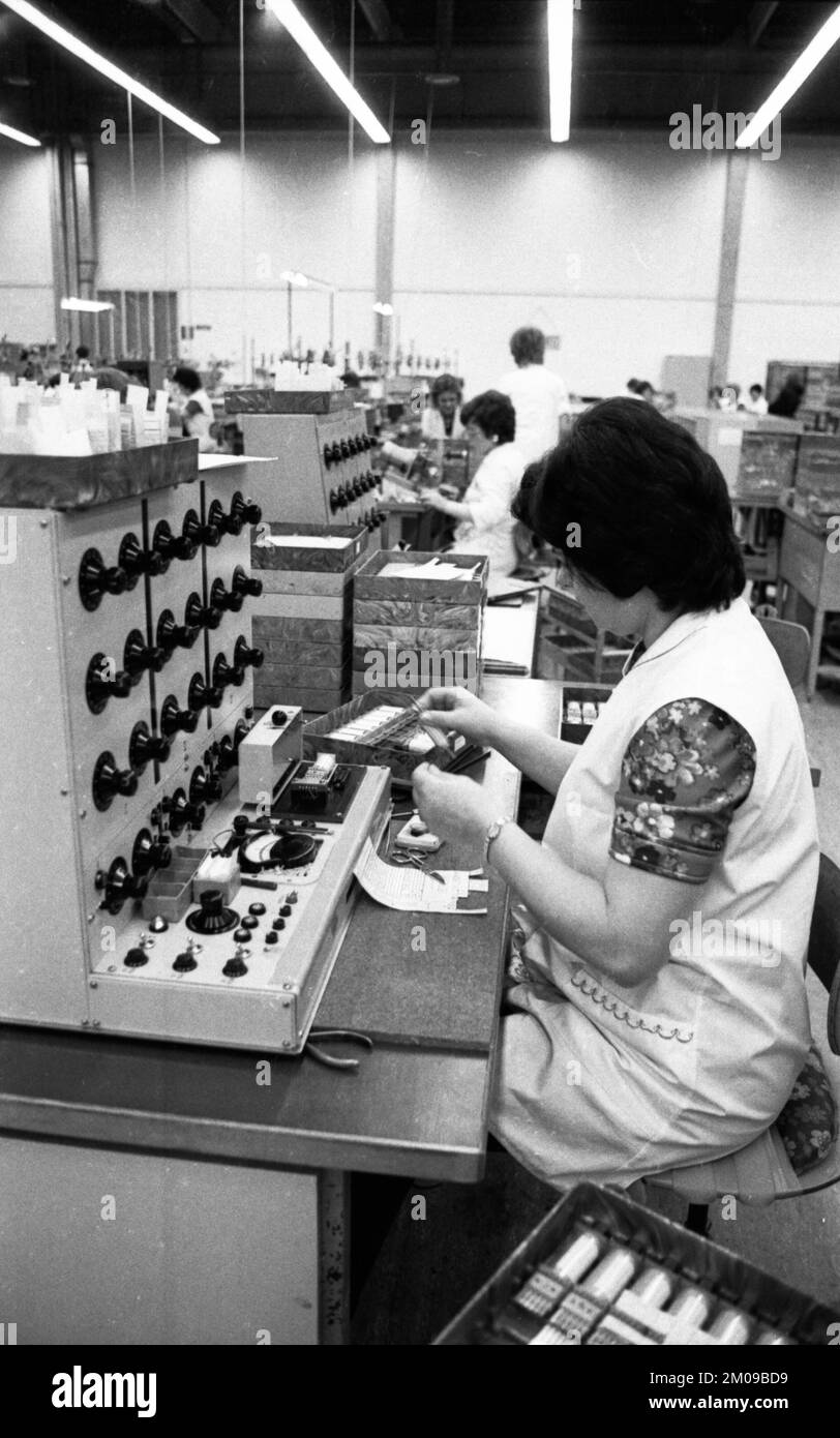 The production of electronic devices by female workers at the Siemens ...