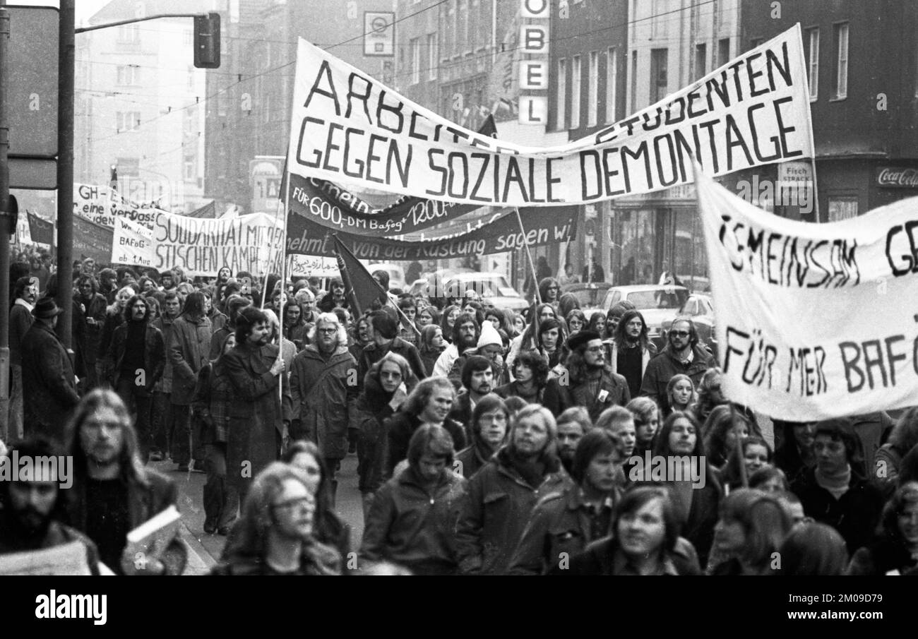 More than 10, 000 students demonstrated in Düsseldorf on 7 November ...