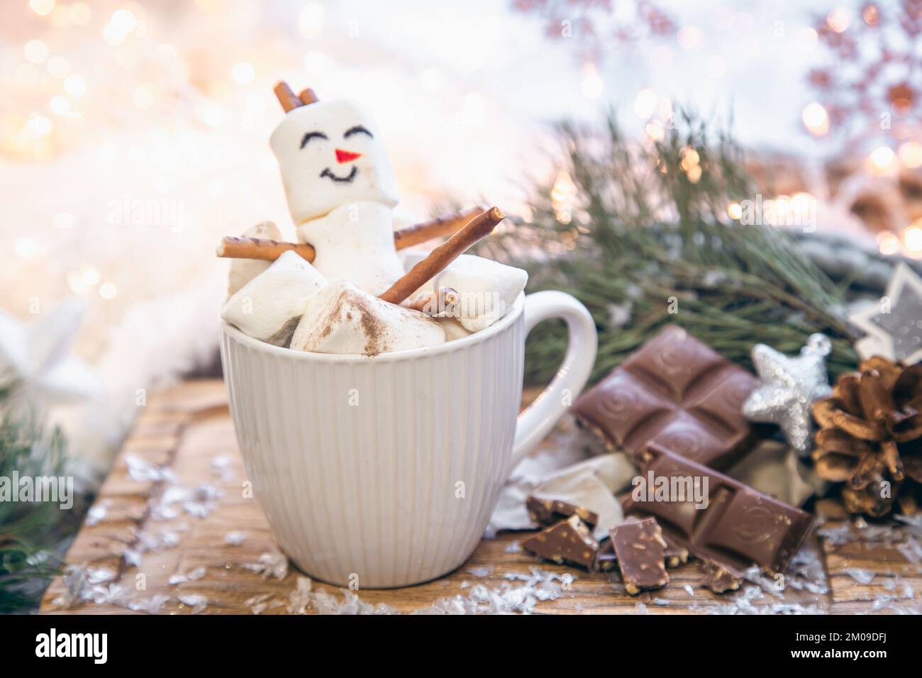 Christmas background with marshmallow snowman in a cup Stock Photo - Alamy