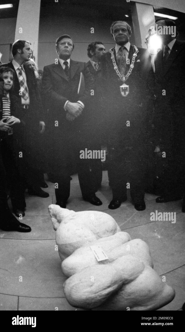 Federal Chancellor Helmut Schmidt opened an art exhibition at the Ostwallmuseum in Dortmund on ...