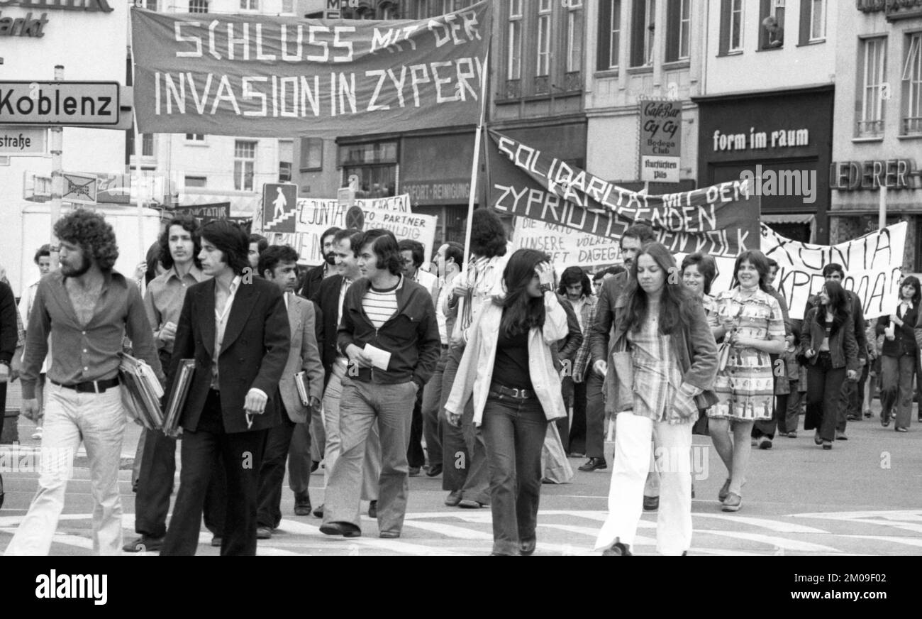 Students, called by the Association of German Student Bodies (VDS ...