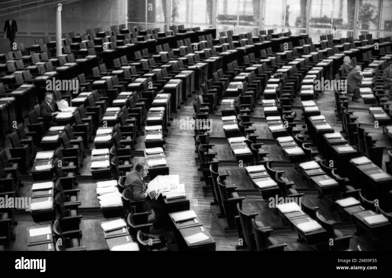 The German Bundestag with the debate on the Radical Decree on 15.11. ...