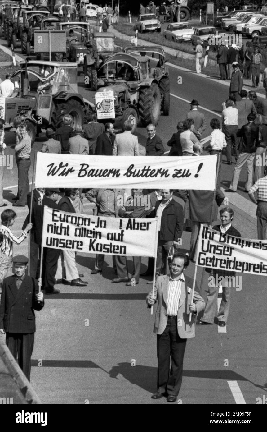 Farmers marched with their tractors to a protest in Aachen on 17.9.1974 ...