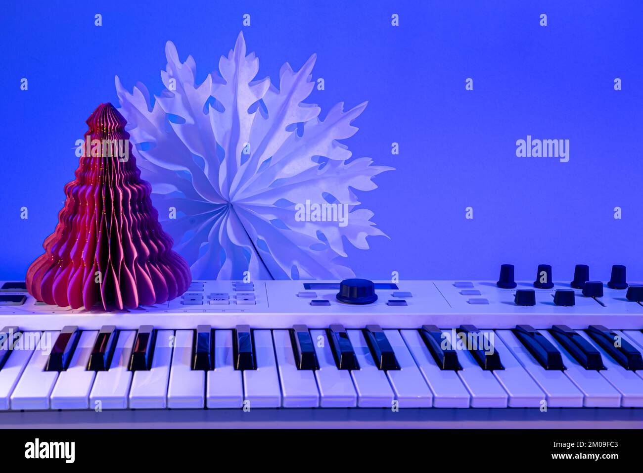 Piano keyboard christmas decoration hi-res stock photography and images ...