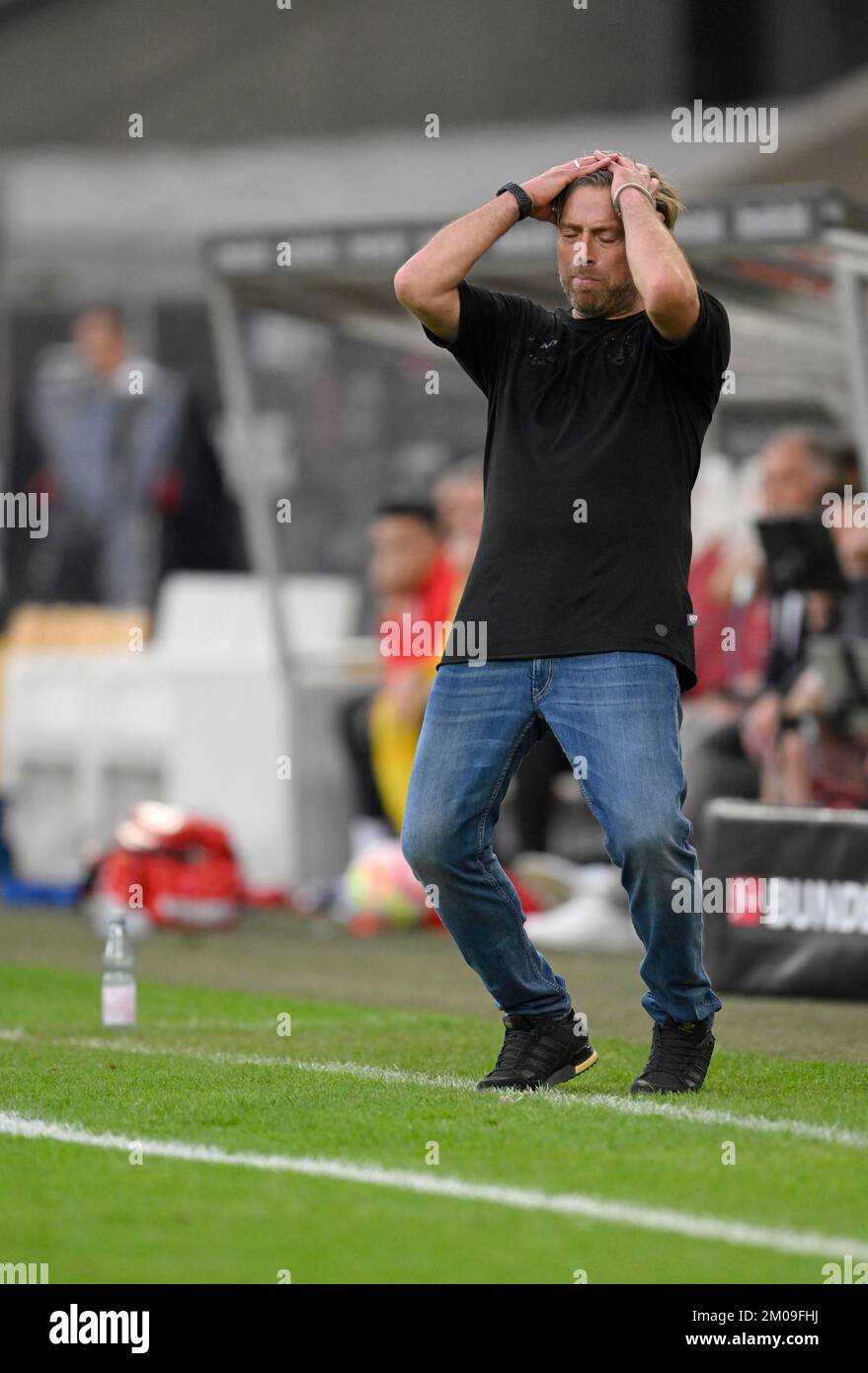 Disappointment with coach Michael Wimmer VfB Stuttgart on the sidelines ...