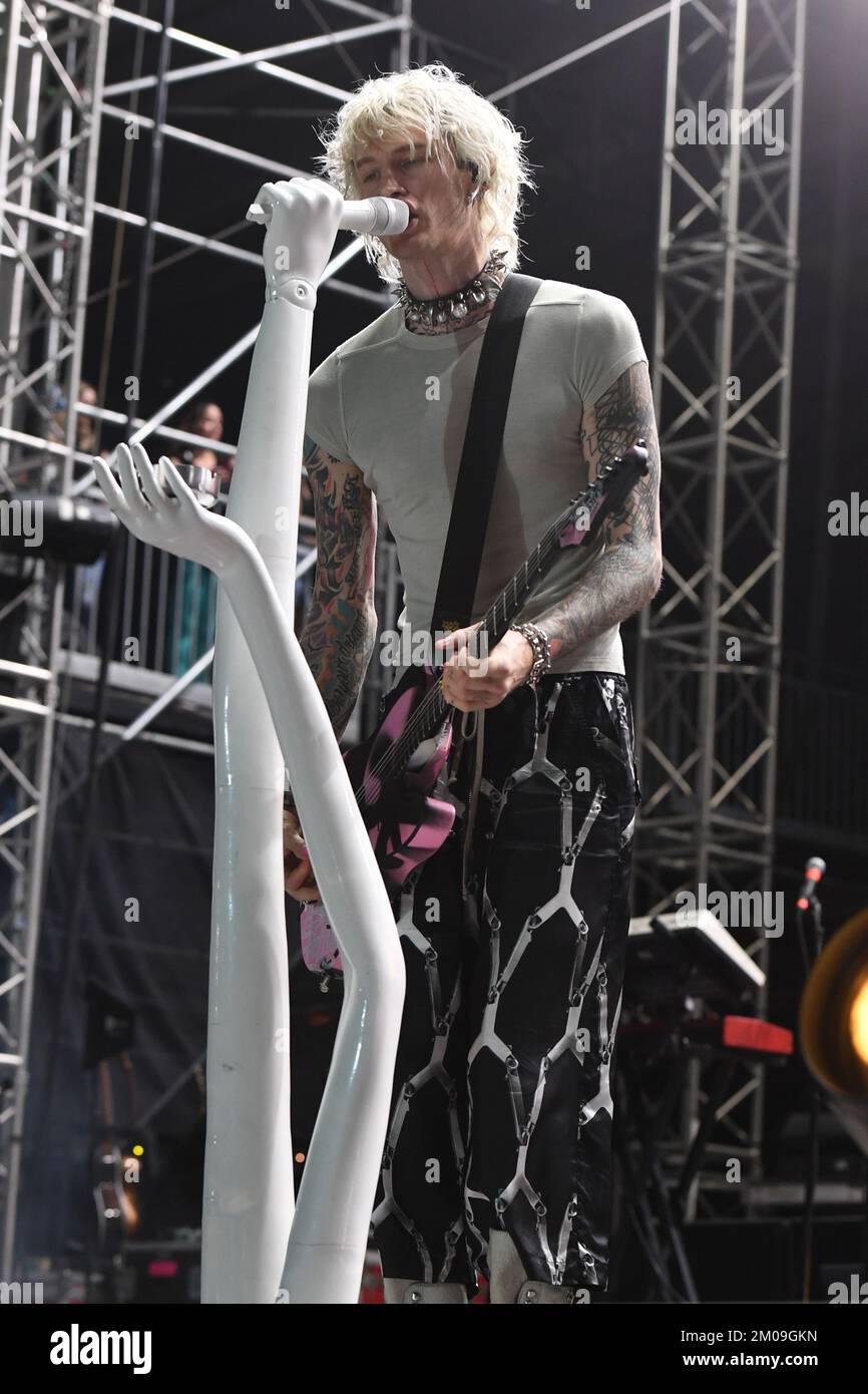 FORT LAUDERDALE FL - DECEMBER 04: Machine Gun Kelly performs during the ...