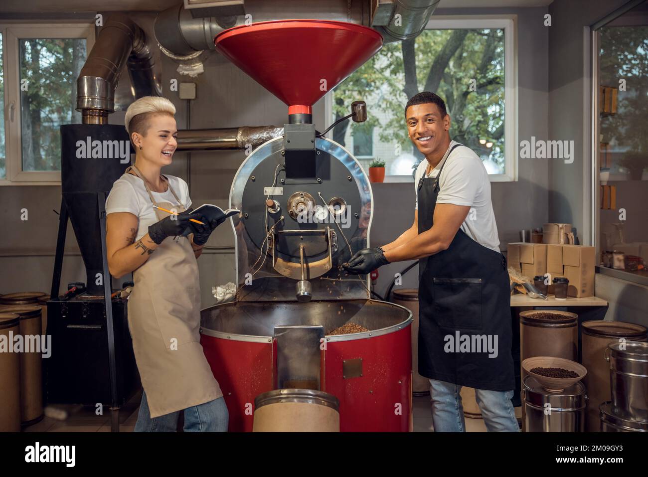 Couple coffee machine hi-res stock photography and images - Alamy