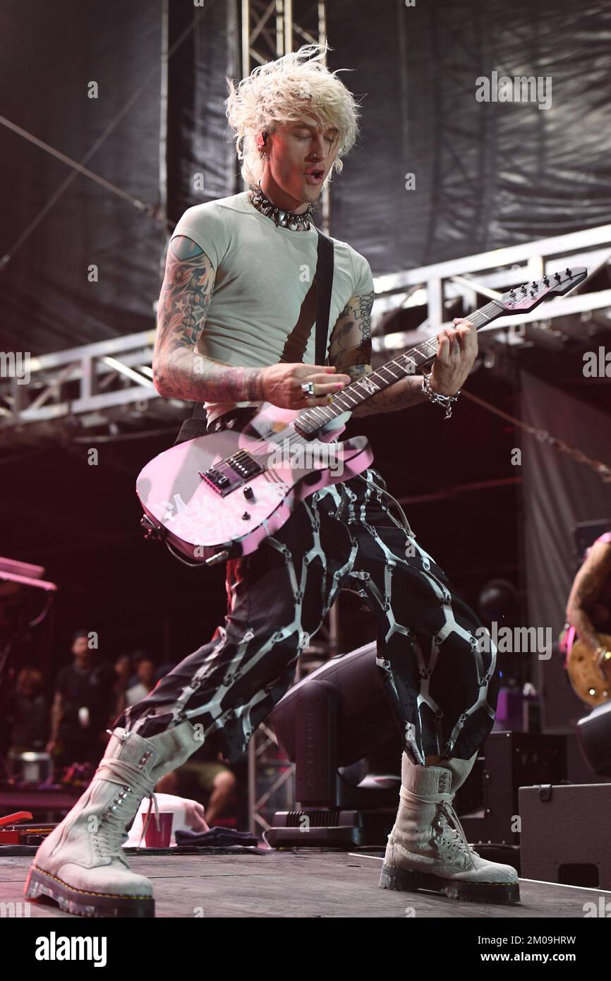 Fort Lauderdale FL, USA. 04th Dec, 2022. Machine Gun Kelly performs ...