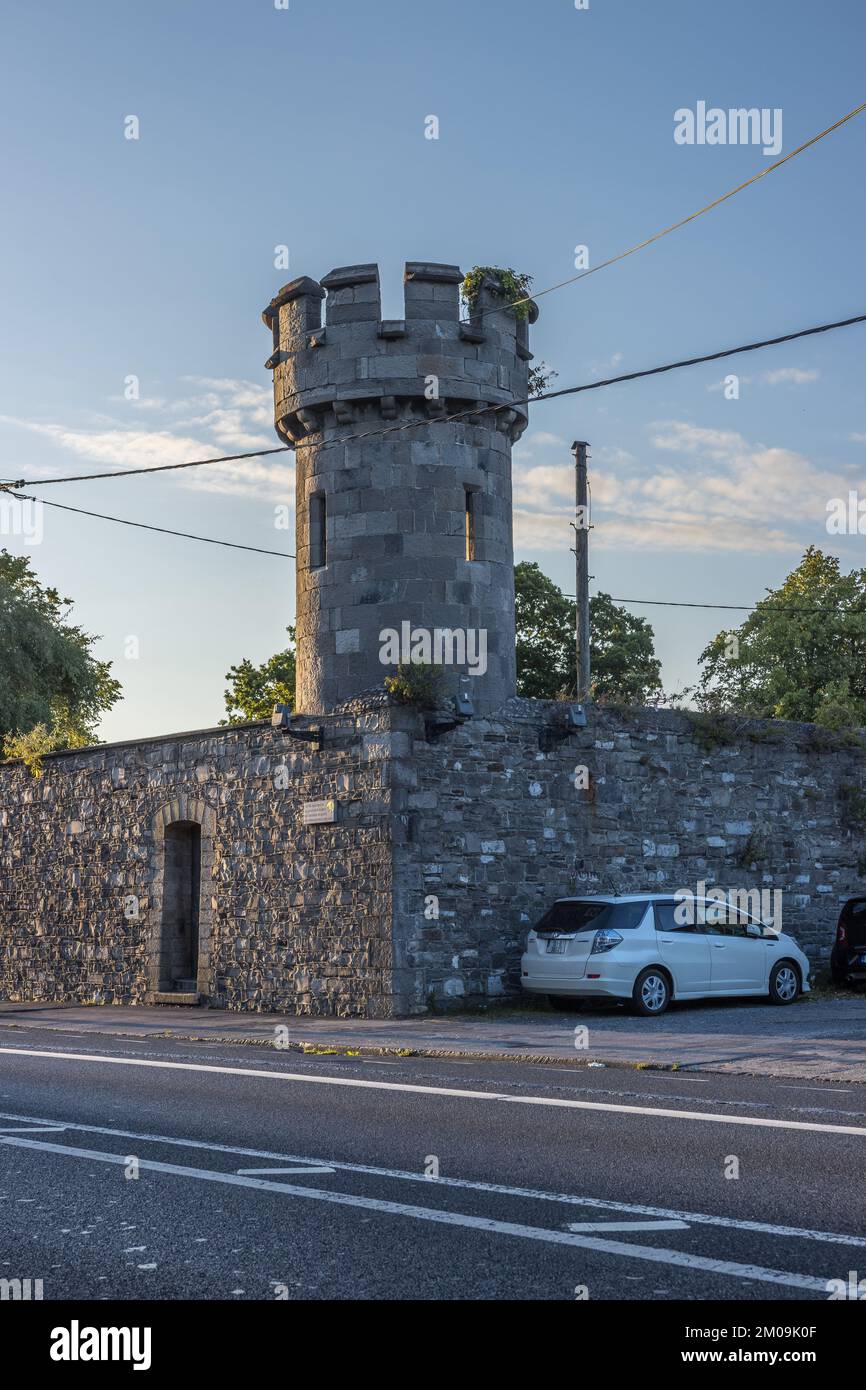 The famous watchtower in the cemetery of Glasnevin district in Dublin ...