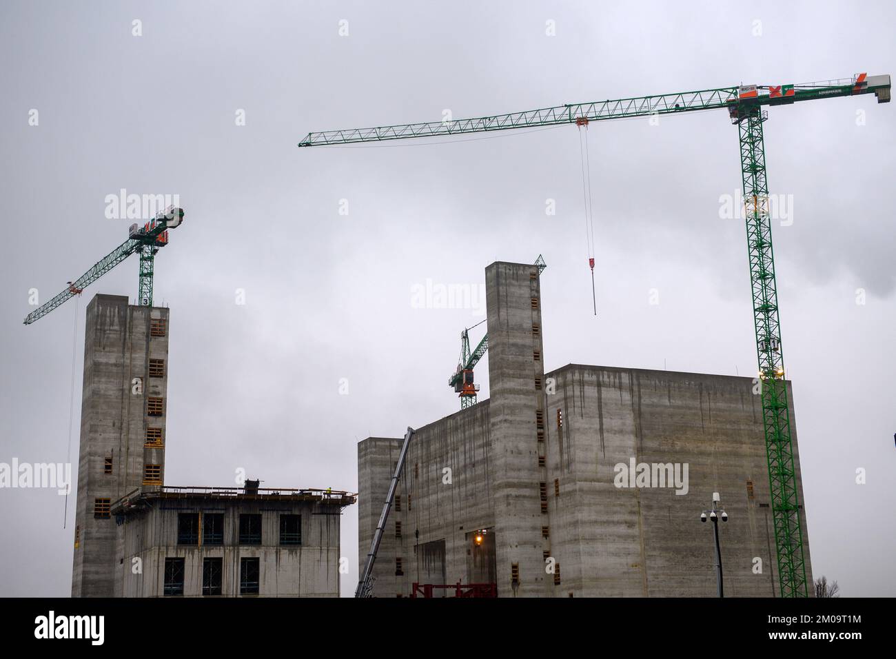 Magdeburg, Germany. 05th Dec, 2022. Construction cranes rotate above ...