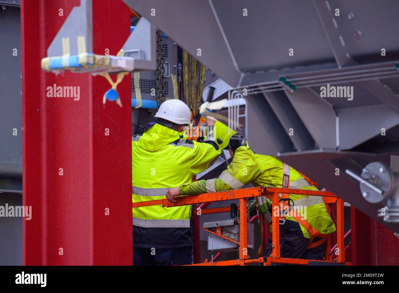 Magdeburg, Germany. 05th Dec, 2022. Workers are building a deslagger in ...
