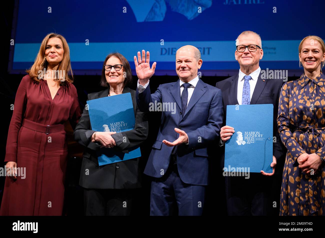 Hamburg, Germany. 04th Dec, 2022. Moderator Julia-Niharika Sen (l-r ...