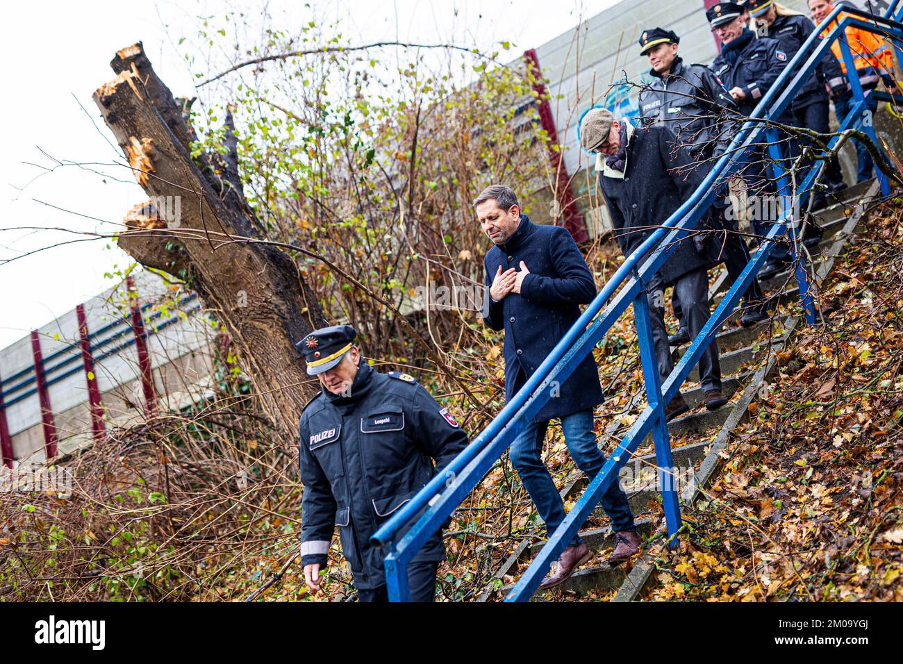 Hanover, Germany. 05th Dec, 2022. Olaf Lies (SPD, 2nd from left), Minister of Economic Affairs ...