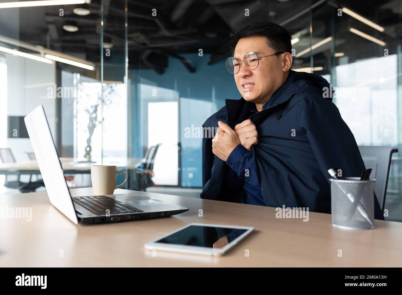 Frustrated person sitting a laptop hi-res stock photography and images ...