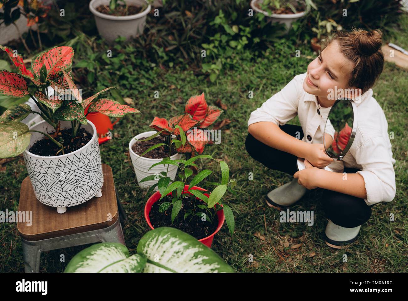 Girl pot of dirt hi-res stock photography and images - Alamy