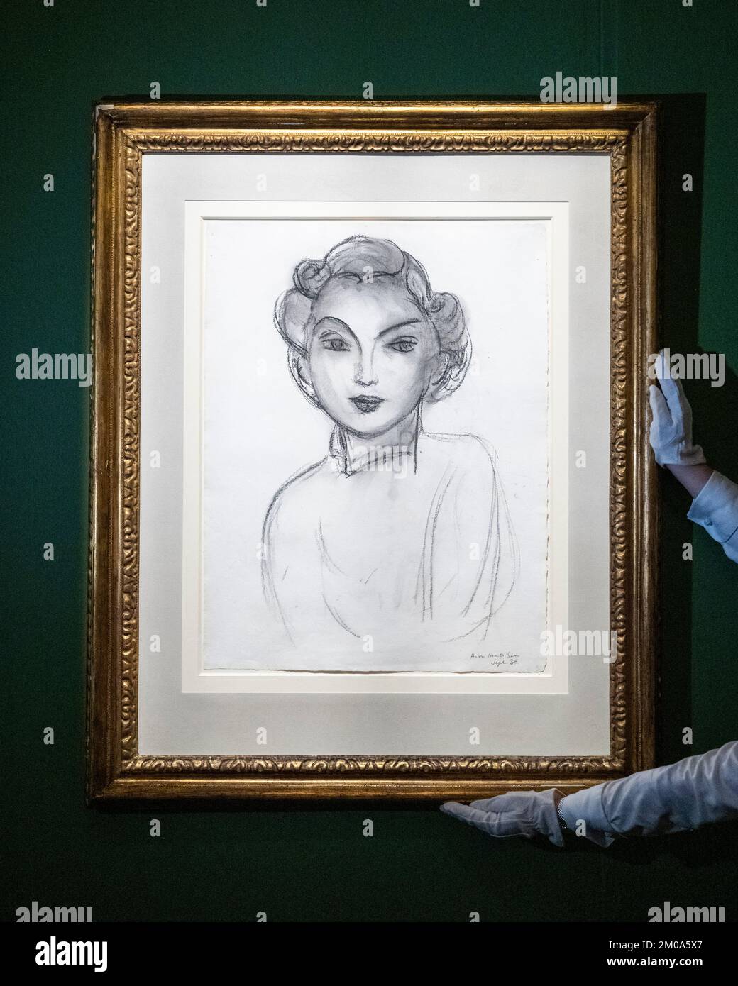 London, UK. 5 December 2022. A technician presents 'Tête de femme ...