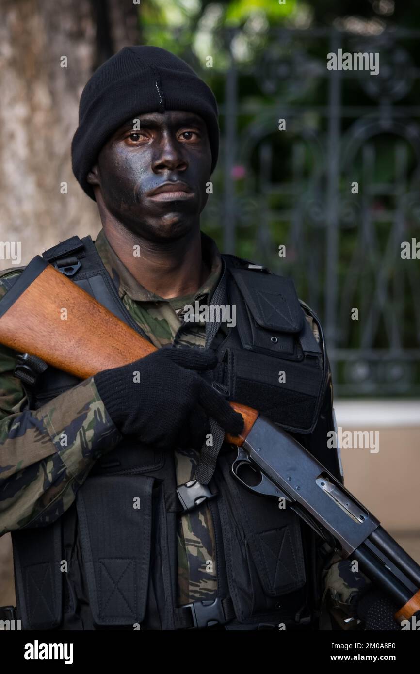 Soldier holding a rifle hi-res stock photography and images - Alamy