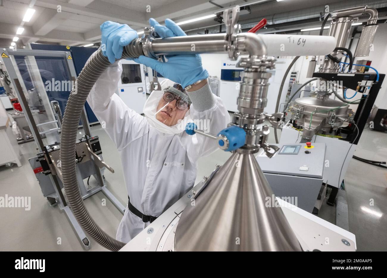 Ditzingen, Germany. 30th Nov, 2022. An employee of laser specialist Trumpf assembles an ...