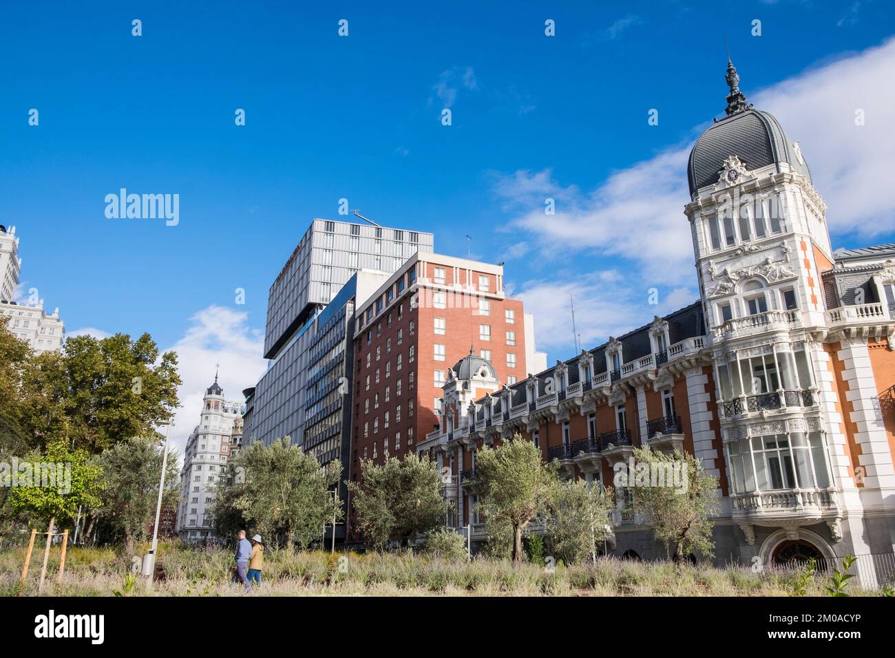 Fountain monument to miguel de cervantes plaza de espana madrid hi-res ...