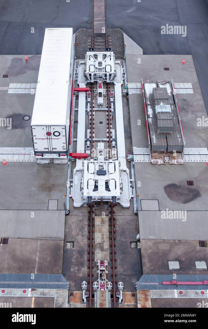 05 December 2022, Saxony, Leipzig: A semi-trailer is loaded onto a rail ...