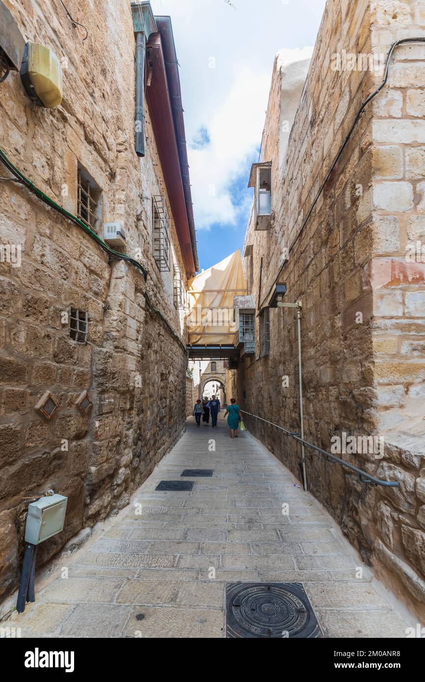 Jerusalem, Israel - Oktober 12, 2022: Small old streets in Jerusalem ...