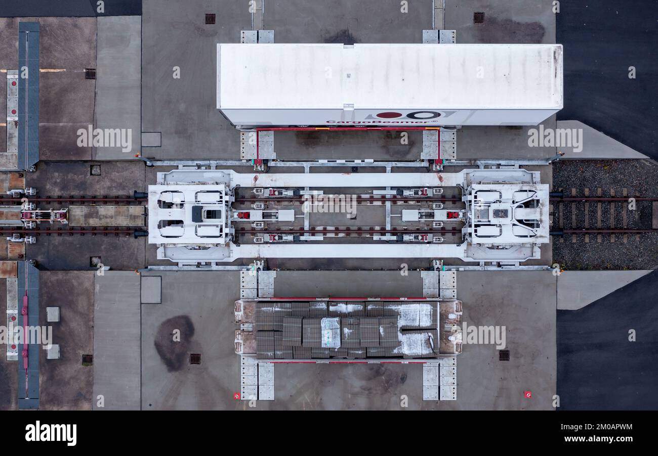 05 December 2022, Saxony, Leipzig: A semi-trailer is loaded onto a rail ...