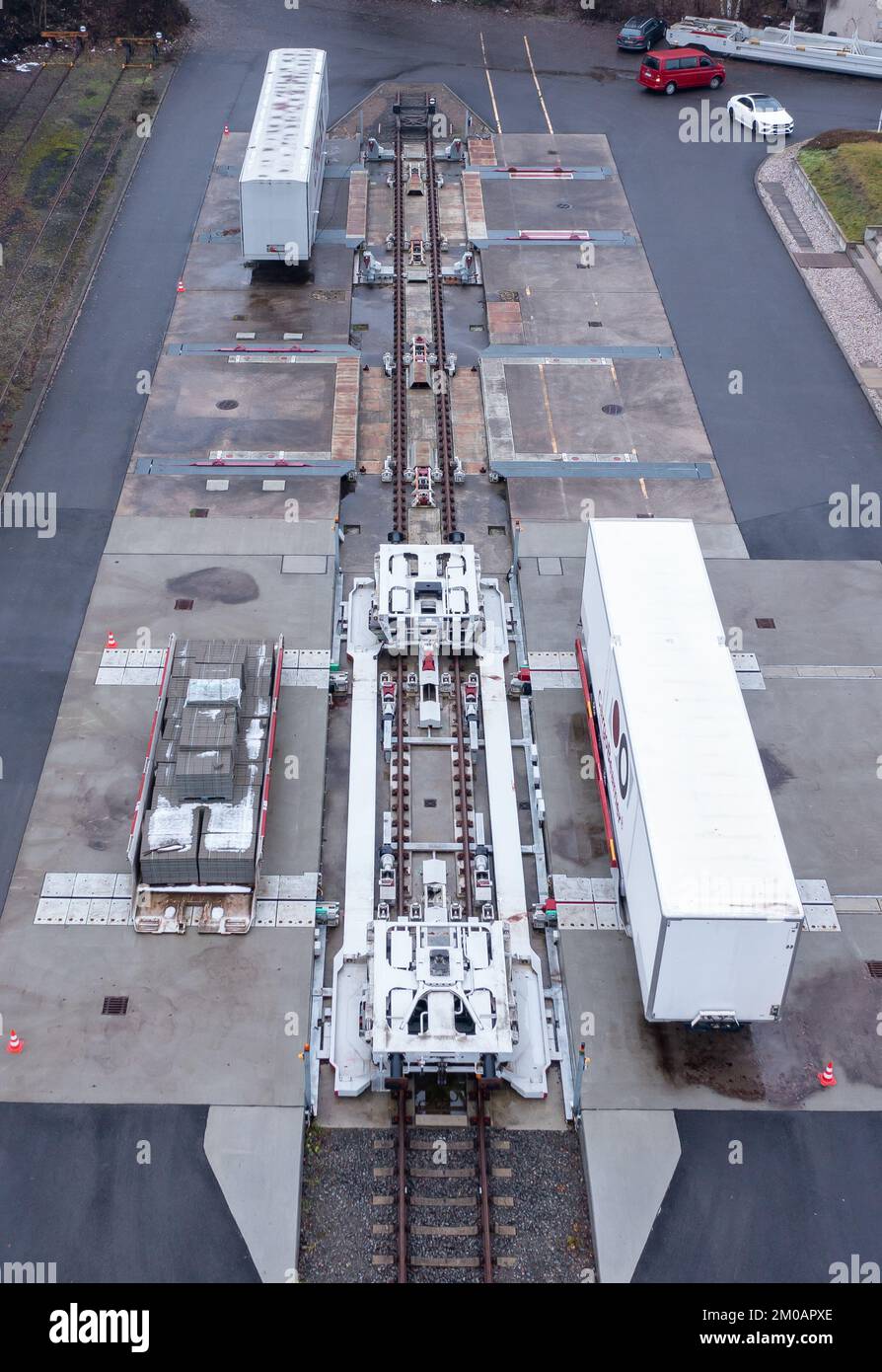 05 December 2022, Saxony, Leipzig: A semi-trailer is loaded onto a rail ...