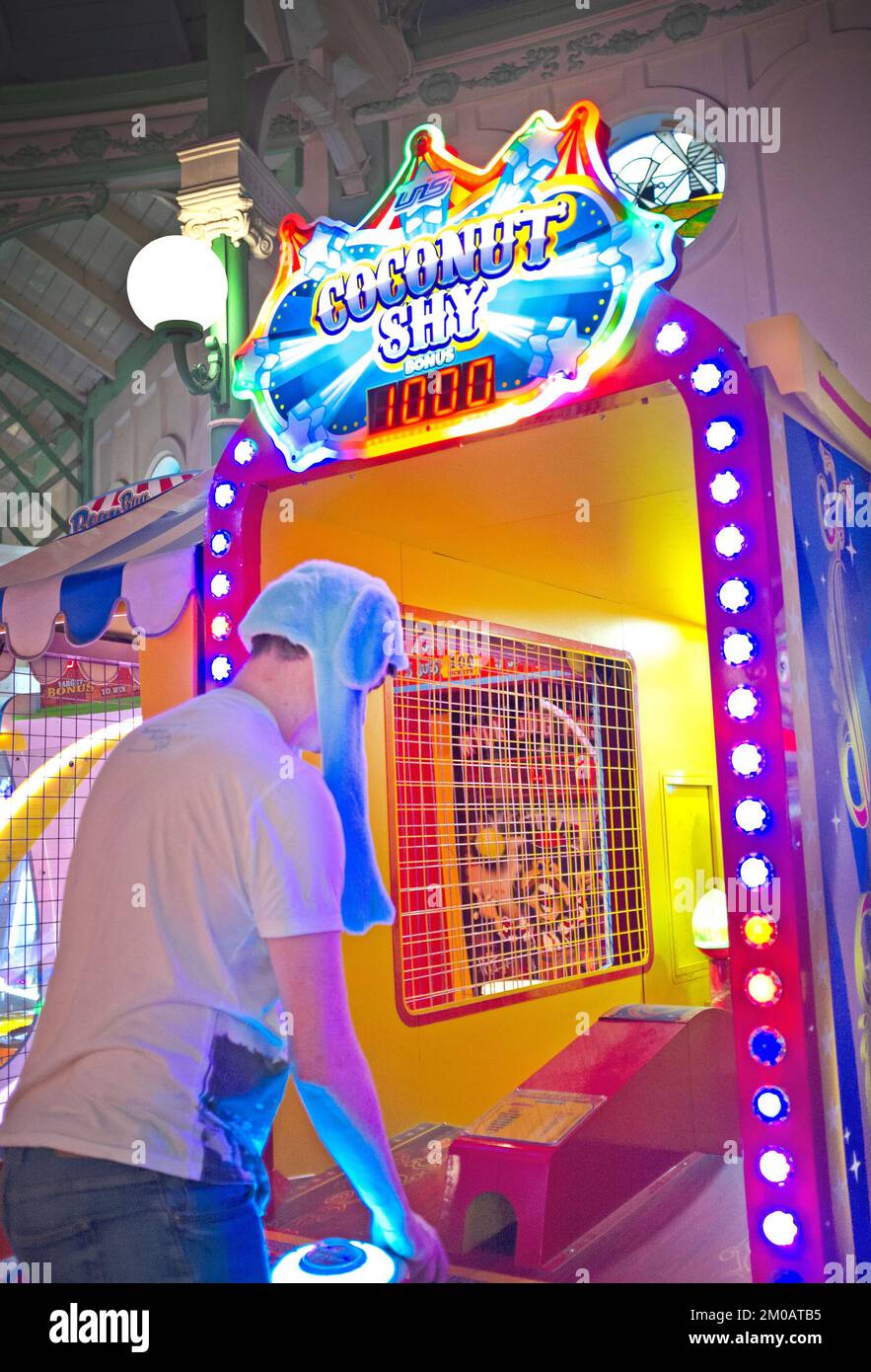 Fun and bright lights in a Brighton arcade Stock Photo - Alamy