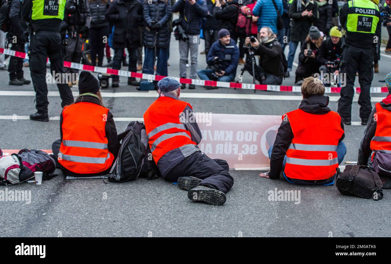 Munich, Bavaria, Germany. 5th Dec, 2022. Climate activists from Letzte ...