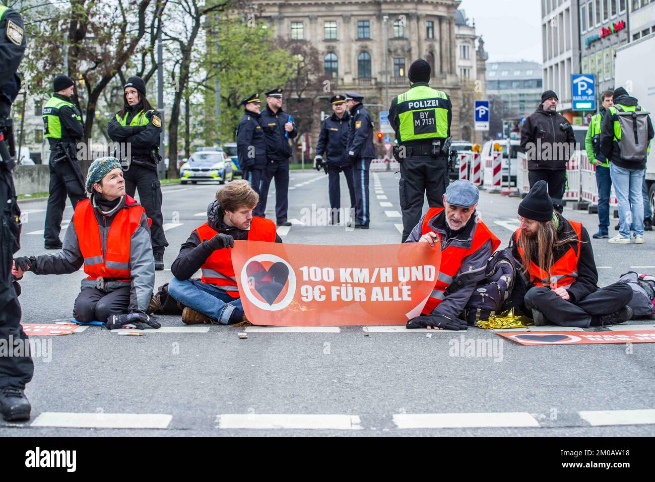 Munich, Bavaria, Germany. 5th Dec, 2022. Climate activists from Letzte ...