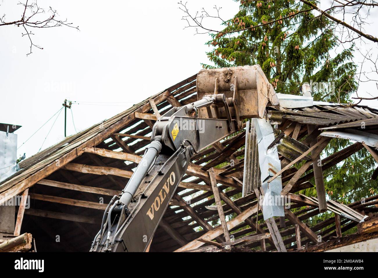 Volvo excavator bucket breaks the roof of an old wooden house: Russia ...