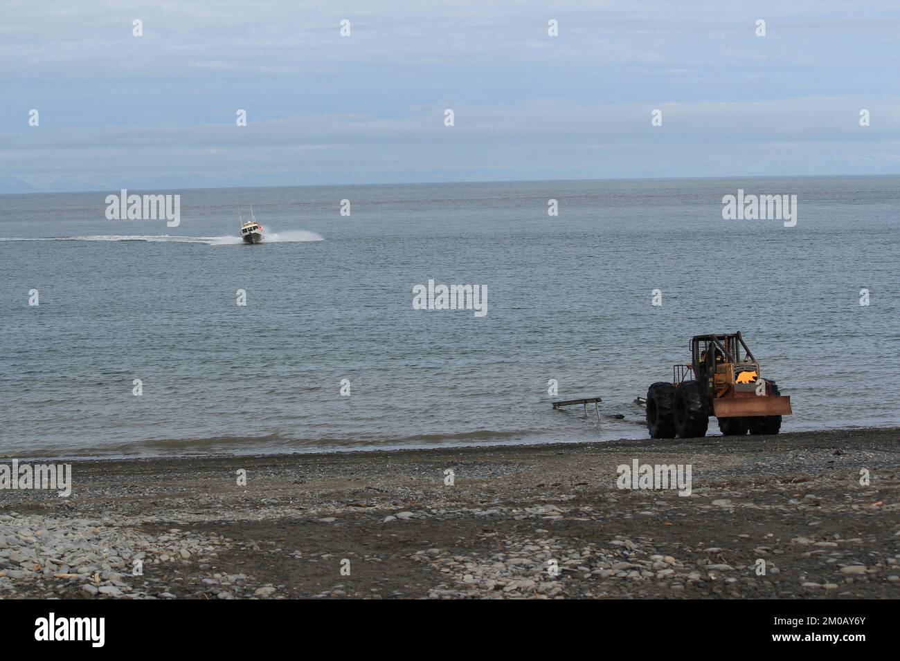 Boat being loaded on trailer in the ocean Stock Photo - Alamy