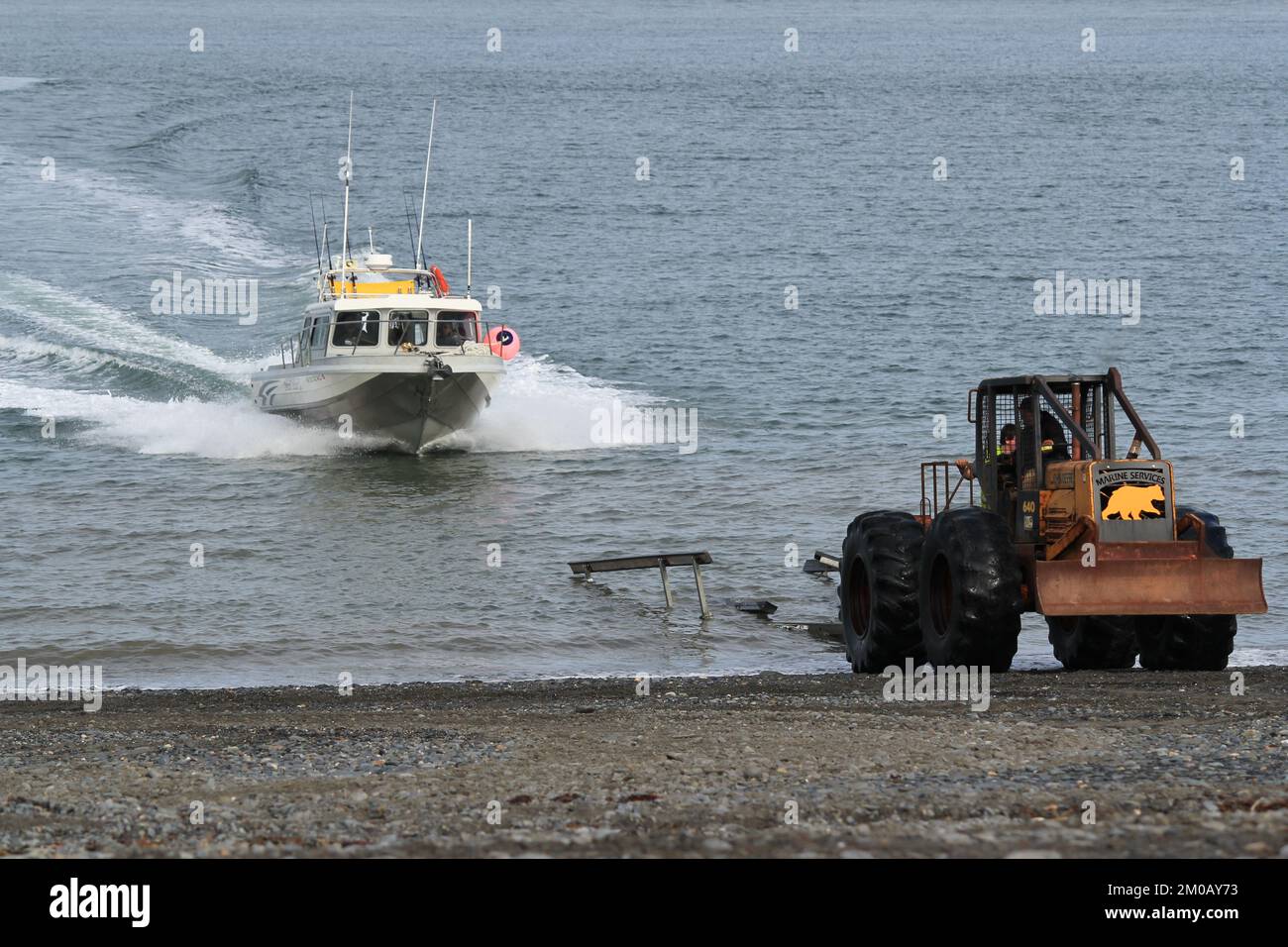 Boat being loaded on trailer in the ocean Stock Photo - Alamy