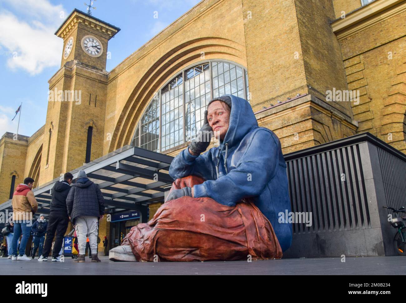 London, England, UK. 5th Dec, 2022. A giant sculpture of a homeless ...