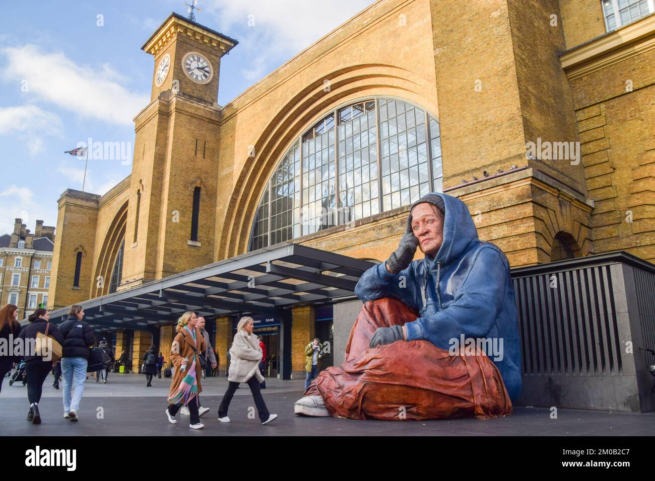 London, England, UK. 5th Dec, 2022. A giant sculpture of a homeless ...
