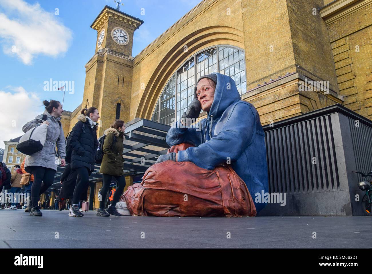 London, England, UK. 5th Dec, 2022. A giant sculpture of a homeless ...