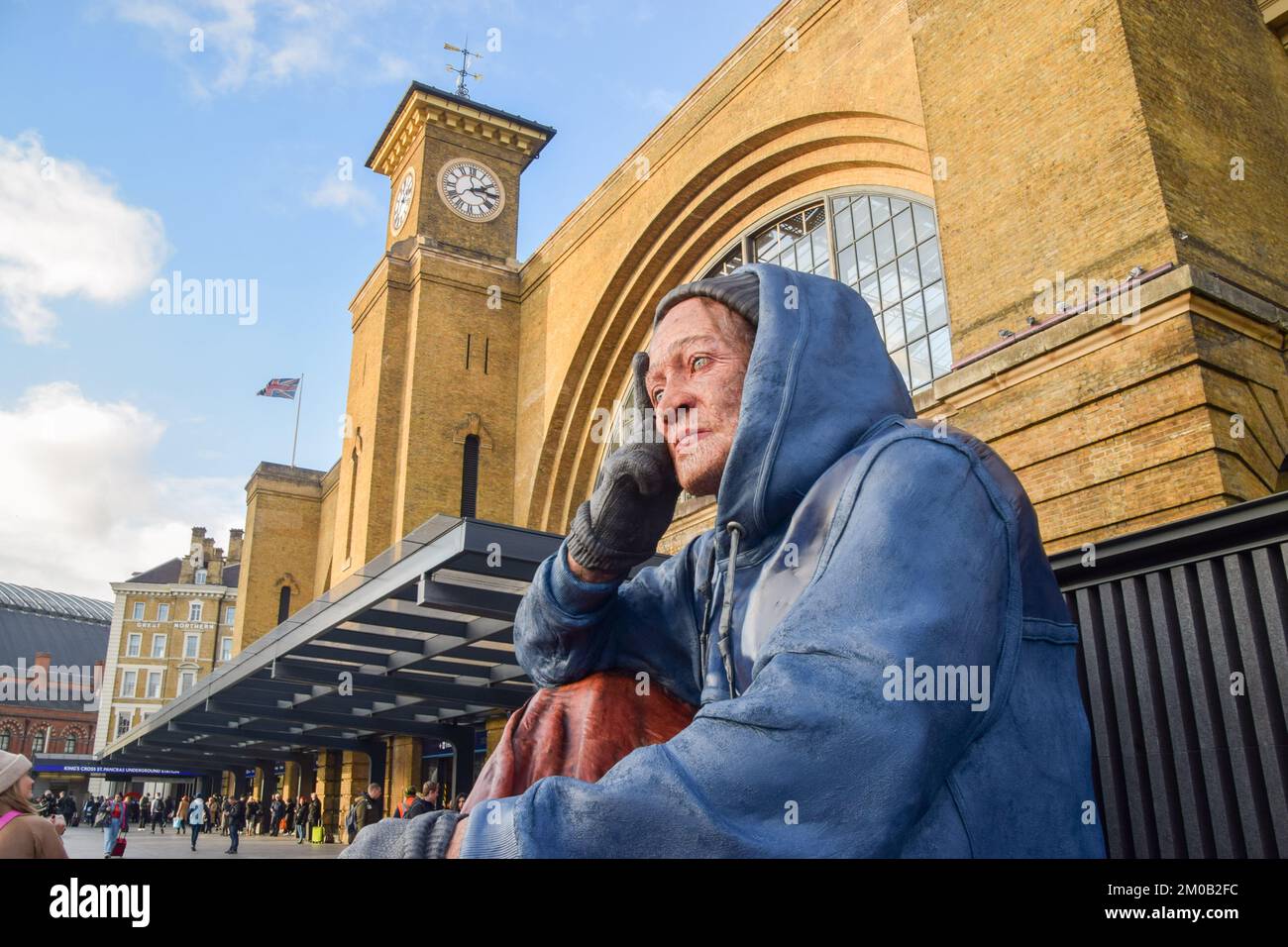 London, England, UK. 5th Dec, 2022. A giant sculpture of a homeless ...
