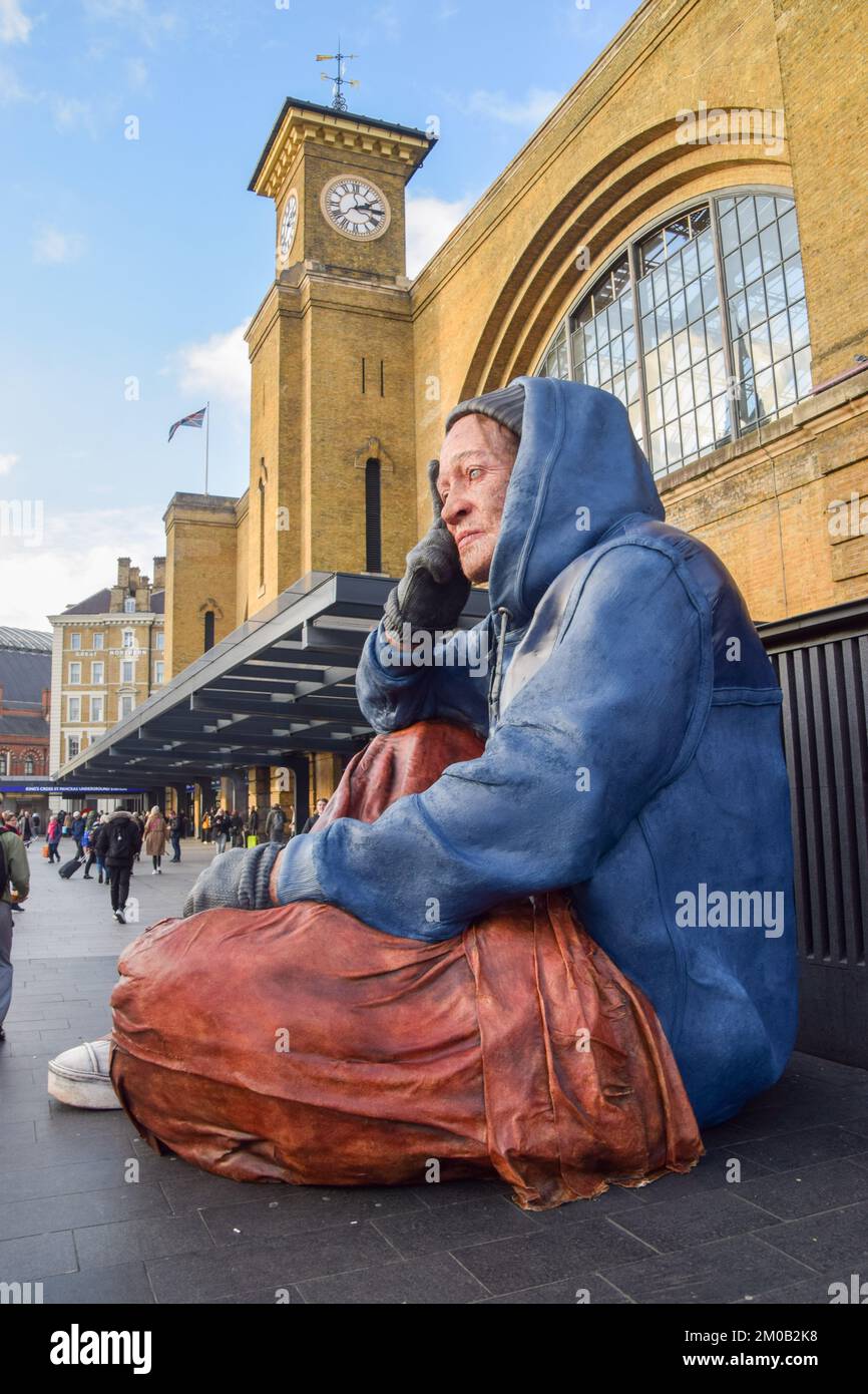 London, England, UK. 5th Dec, 2022. A giant sculpture of a homeless ...