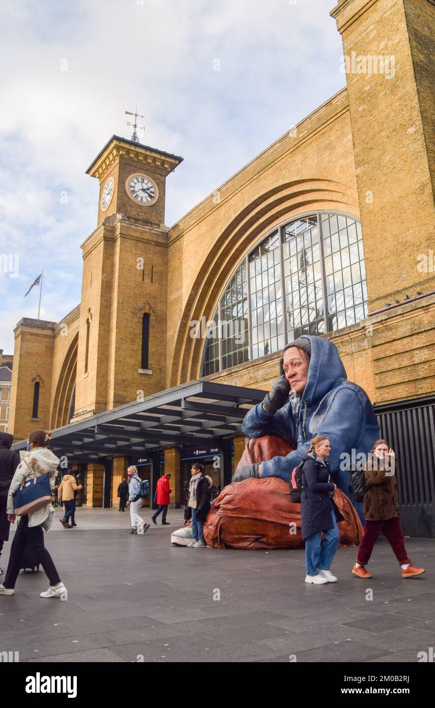 London, England, UK. 5th Dec, 2022. A giant sculpture of a homeless ...