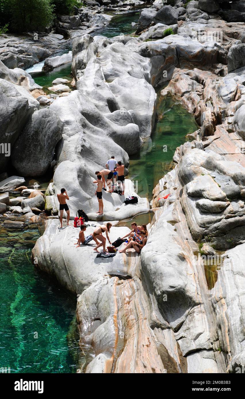Badende machen es sich in den ausgewaschenen Felsformationen und ...