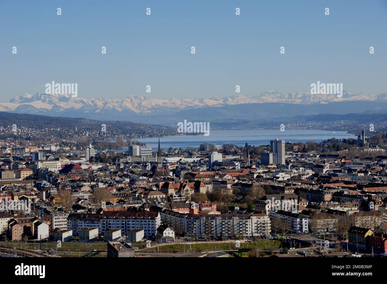 Panorama der Stadt Zürich vom Swiss Prime Tower, dem höchsten ...