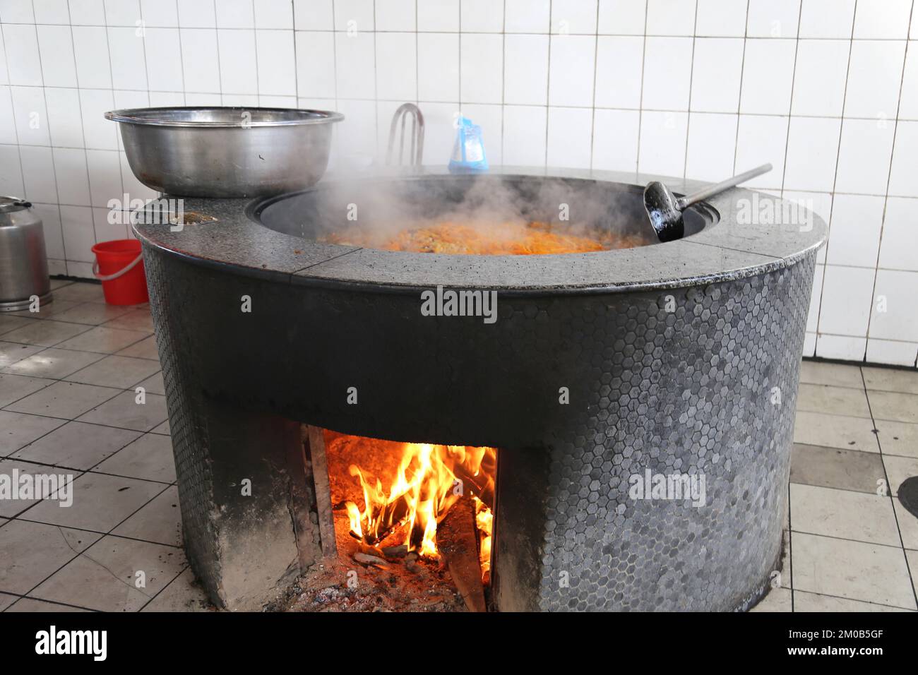 Cooking the vegetables, Besh Qozon Plov Restaurant, North Tashkent ...