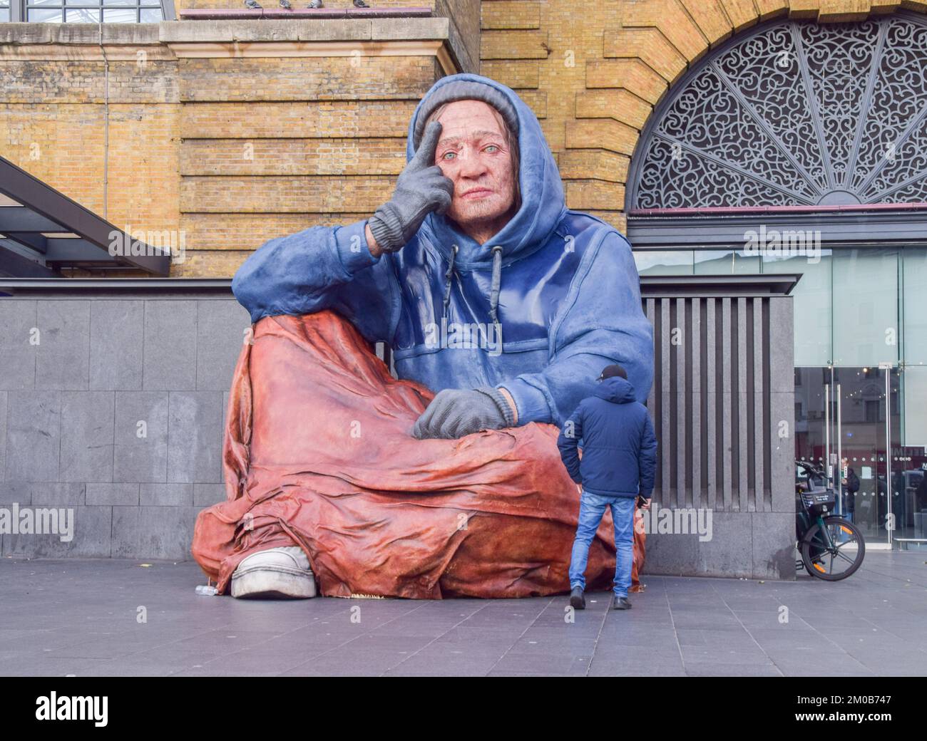 London, England, UK. 5th Dec, 2022. A giant sculpture of a homeless ...